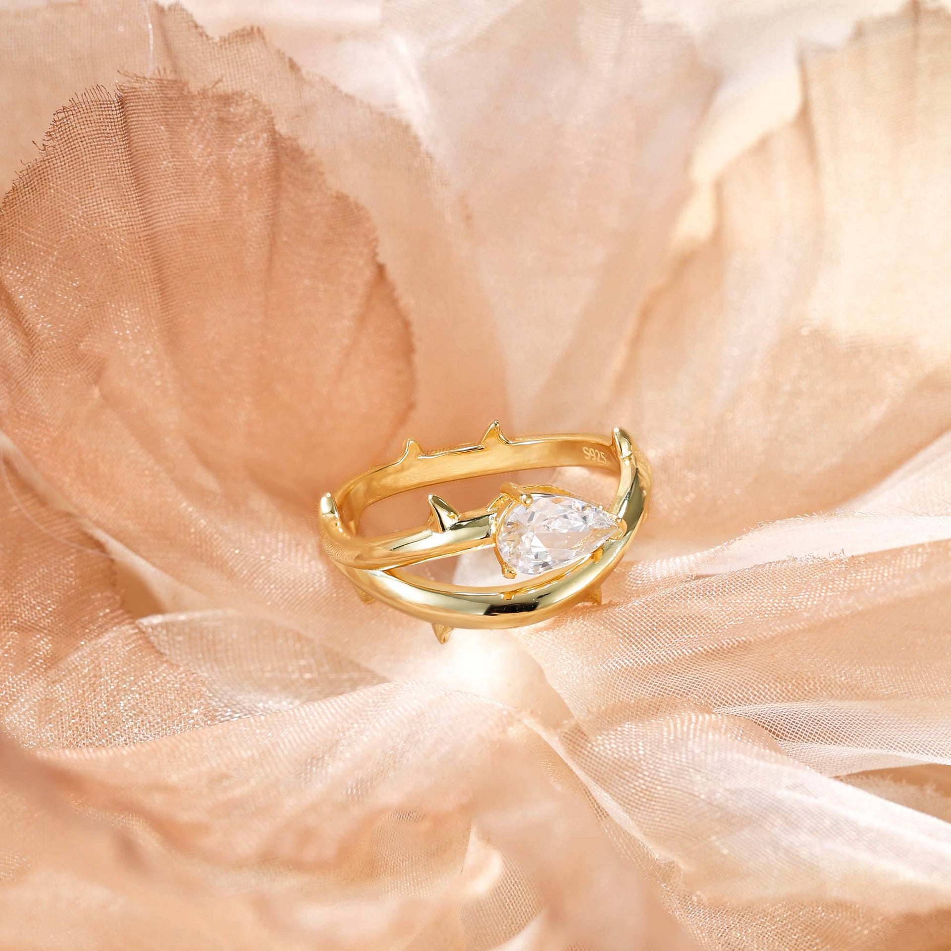 Thorns Pear Statement Ring – vanimy